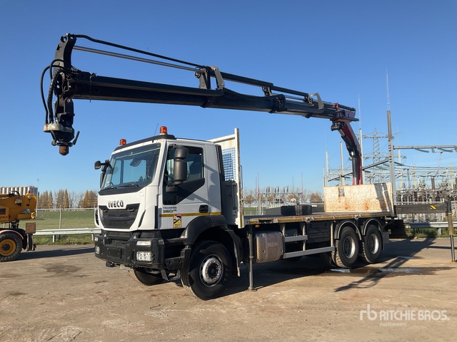 2017 Palfinger on 2017 Iveco AD260T 6x4 Camion à plateforme avec grue ...
