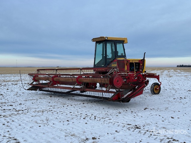 1981 Versatile 4400 21 ft Swather Hileradora | Ritchie Bros. Auctioneers
