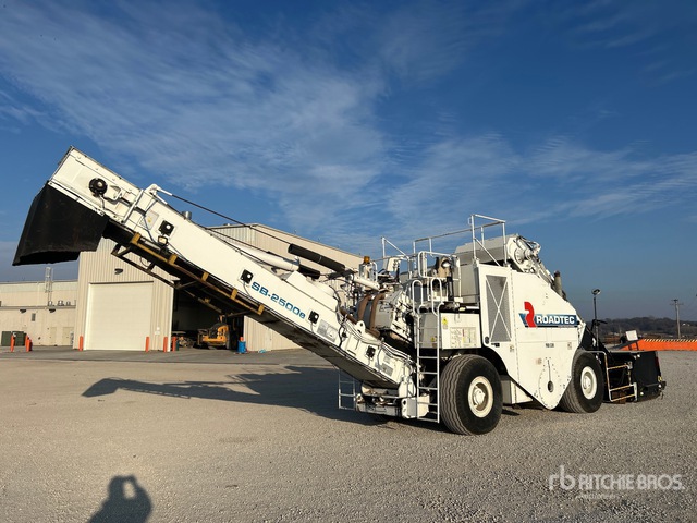2013 Roadtec SB2500E Wheel Asphalt Transfer Machine | Ritchie Bros ...