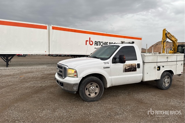 2006 Ford F-250 XLT 4x2 Utility Truck | Ritchie Bros. Auctioneers