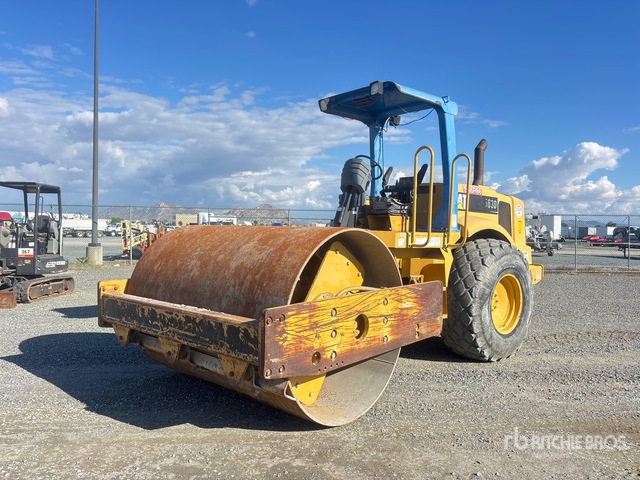 2000 Cat CS-563D Smooth Drum Compactor | Ritchie Bros. Auctioneers