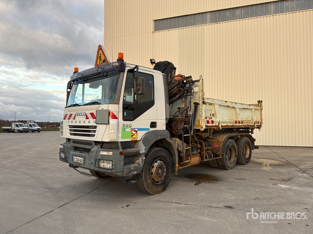 2005 Hiab 122B-2CL 3800 kg on 2007 Iveco Trakker 350 6x4 Camion Benne ...