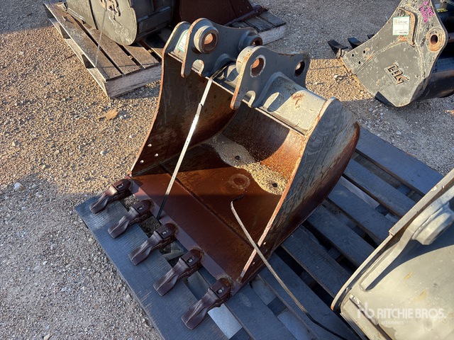 Volvo 24 in Digging Excavator Bucket - Fits Volvo ECR40D | Ritchie Bros ...