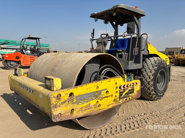 2016 Dynapac CA250D Smooth Drum Compactor | Ritchie Bros. Auctioneers
