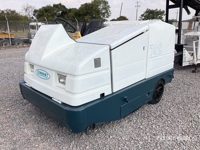 2002 Tennant 7400 Ride-On Barredora / Floor Sweeper | Ritchie Bros ...