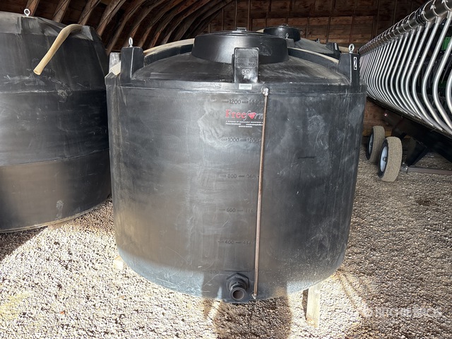 Freeform 1680 gal Poly Water Tank | Ritchie Bros. Auctioneers