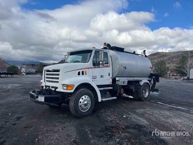 Bearcat 2000 gal on 1997 Ford Louisville 4x2 Camion épandeur d'asphalte ...