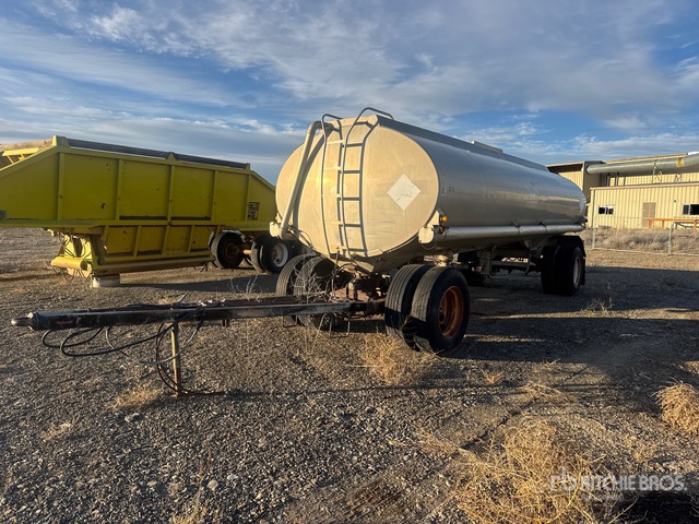 1961 Clough 5200 gal T/A Turntable Tanker Trailer | Ritchie Bros ...