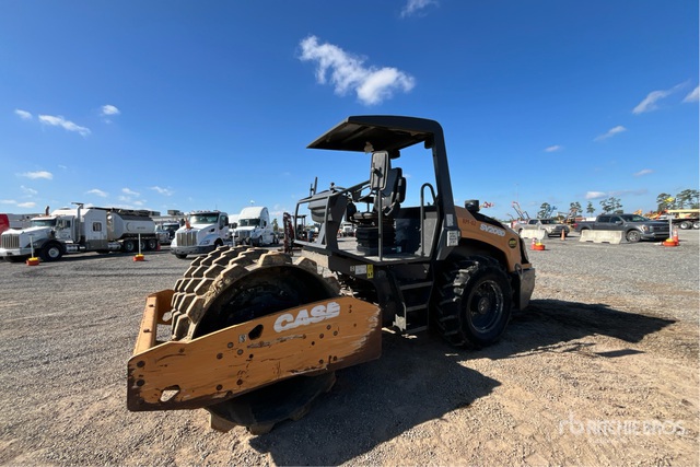 2017 Case SV208D Smooth Drum Compactor | Ritchie Bros. Auctioneers