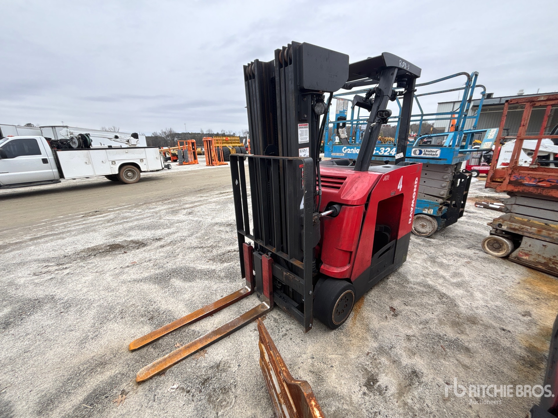 2021 Raymond 425-C40QM 4000 lb Reach Truck | Ritchie Bros. Auctioneers