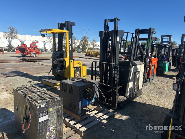 Crown RC3020-30 2750 lb Order Picker | Ritchie Bros. Auctioneers