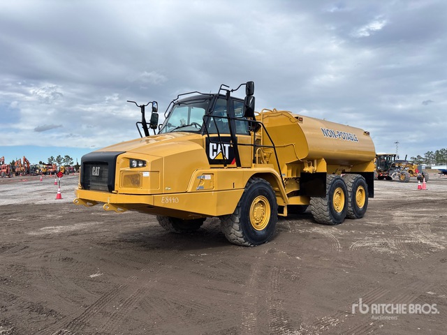 2018 Cat 725C2 5000 gal 6x6 Articulated Water Truck | Ritchie Bros ...