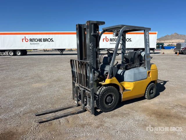 2000 Toyota 7FGU25 3750 lb Pneumatic Tire Forklift | Ritchie Bros ...