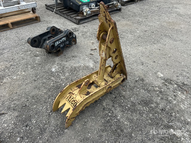 Felco 36 in Excavator Thumb - Fits Excavator | Ritchie Bros. Auctioneers