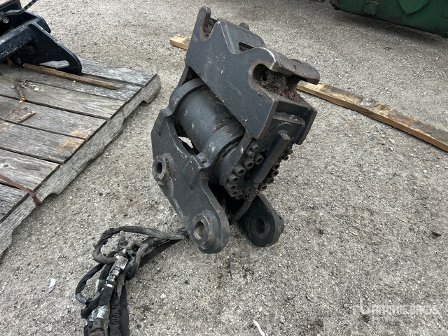 Cat Hydraulic Tilting Excavator Coupler | Ritchie Bros. Auctioneers
