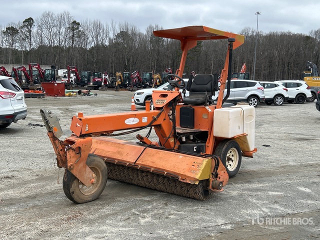 2005 Lay-Mor 8HC Self-Propelled Broom | Ritchie Bros. Auctioneers
