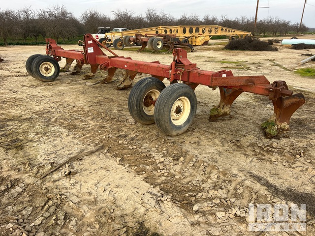 300 in 3-Point Lister Bar | Ritchie Bros. Auctioneers