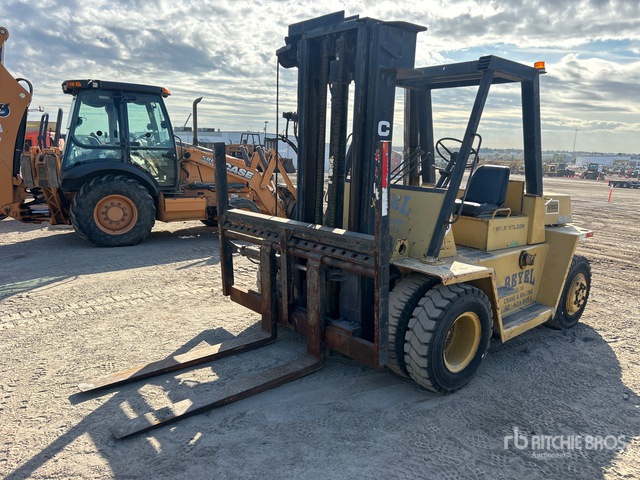 Cat V150 15000 lb Pneumatic Tire Chariot Élévateur | Ritchie Bros ...