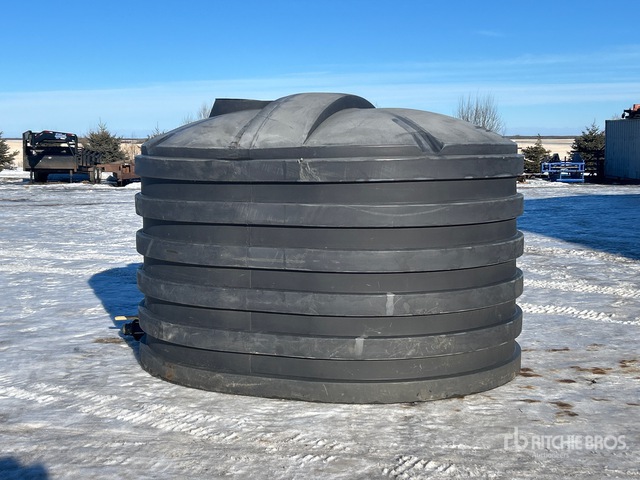 1700 gal Oval Poly Water Tank | Ritchie Bros. Auctioneers