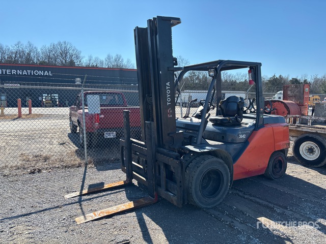 2015 Toyota 8FG50U 8650 lb Pneumatic Tire Forklift | Ritchie Bros ...