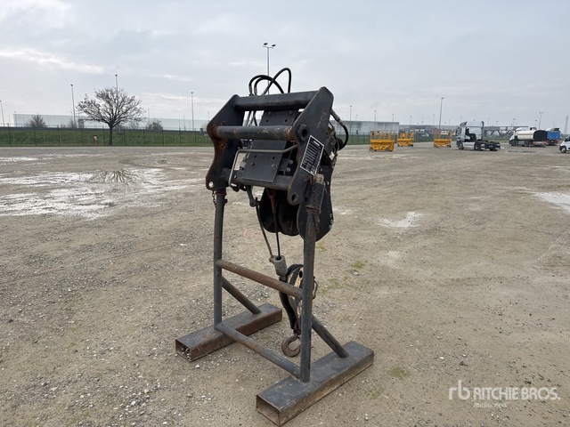 2009 Manitou 4 Ton 4000 kg Telehandler Winch Attachment | Ritchie Bros ...