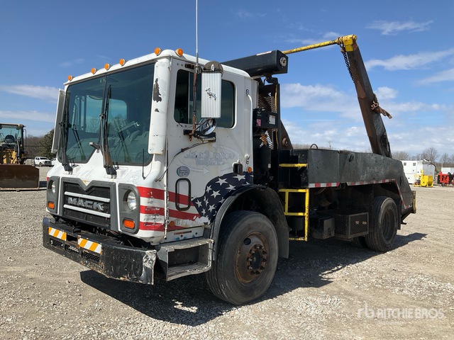 2014 Mack MRU612 TerraPro 4x2 Bin Hooklift Truck | Ritchie Bros ...