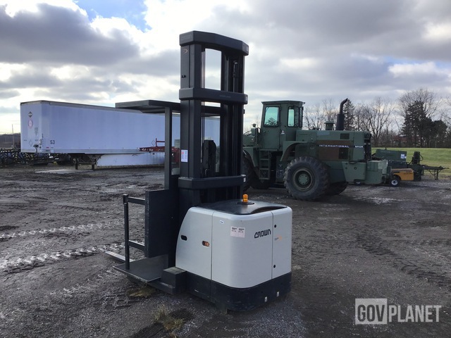 Surplus Crown SP3420-30 Electric Forklift in South Vienna, Ohio, United ...